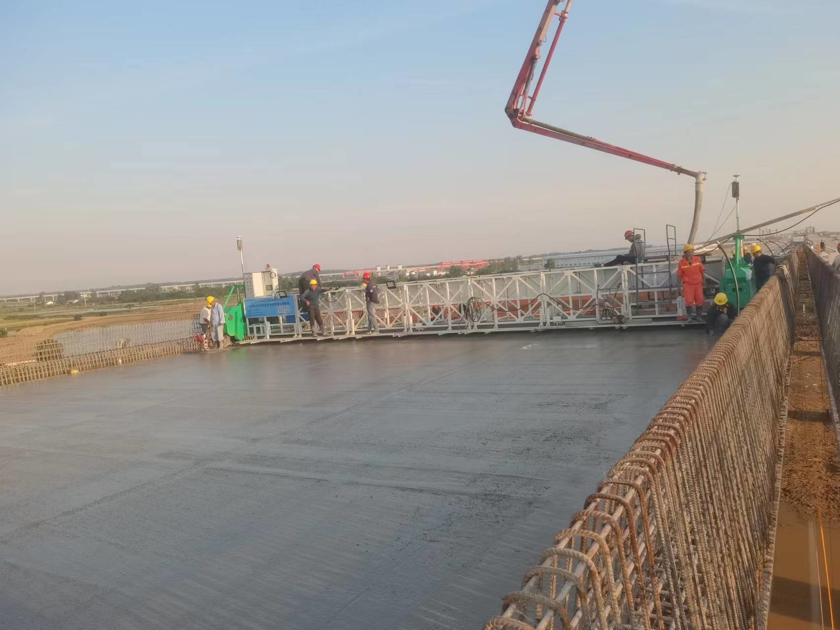 SMP-1200 from Siming Technology is laying a 12 meter wide bridge ...
